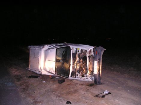 Slightly injured after his car overturned in Tías