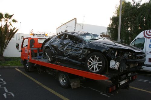 A driver slightly injured while performing a possible improper overtaking