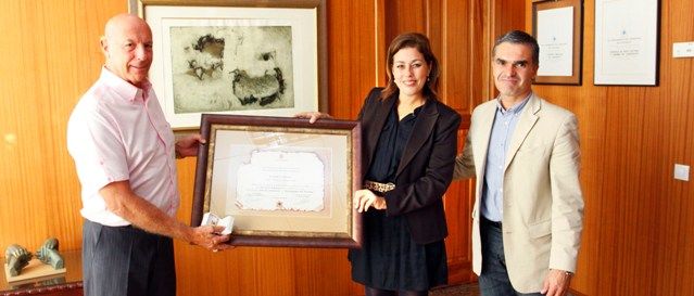 Ástrid Pérez entrega su galardón al turista Eric Willson, que ha ...