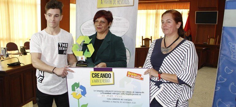 Alumnado del IES Yaiza gana el concurso 'Creando a partir de los Residuos'
