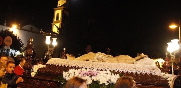 Cientos De Feligreses Acompañan La Procesión Del Viernes Santo