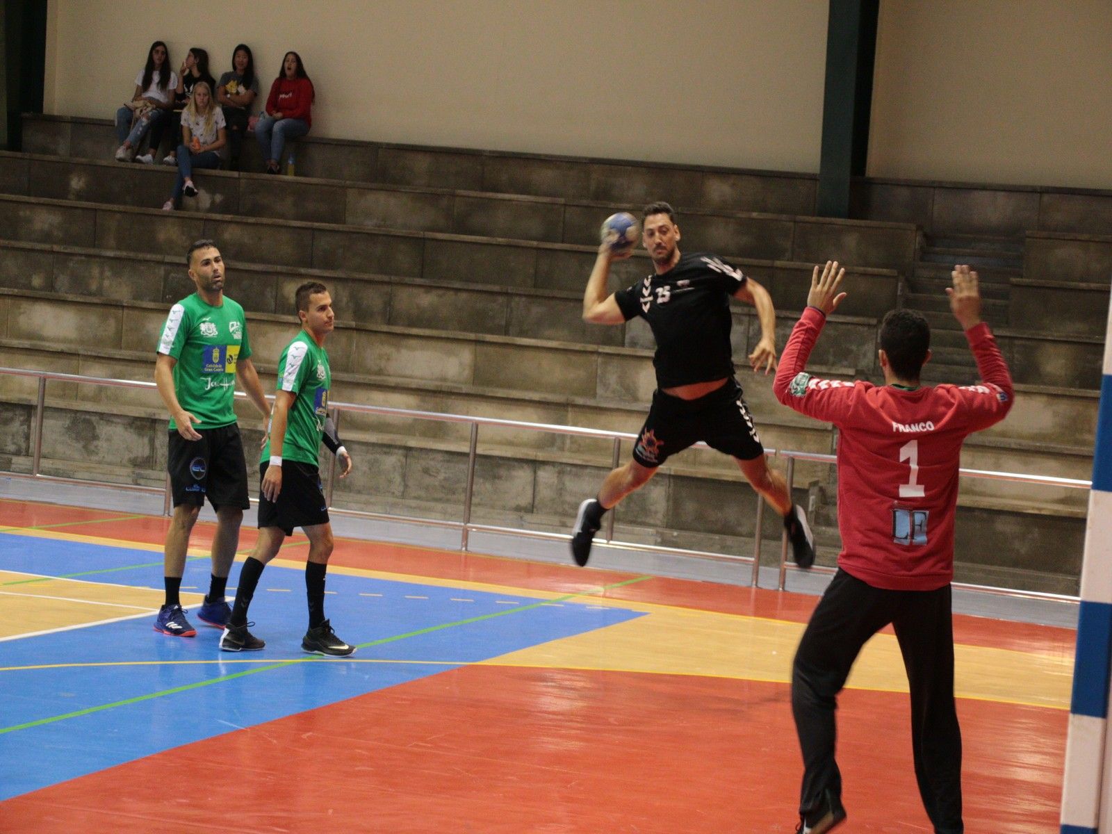 La primera línea de Gourmet Ampate seguirá contando con Alexis Rodríguez