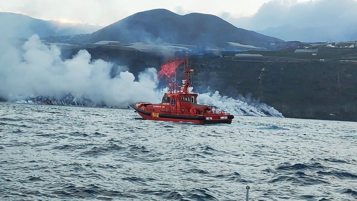 La lava que alcanza el mar en La Palma crea baja de más de medio ...
