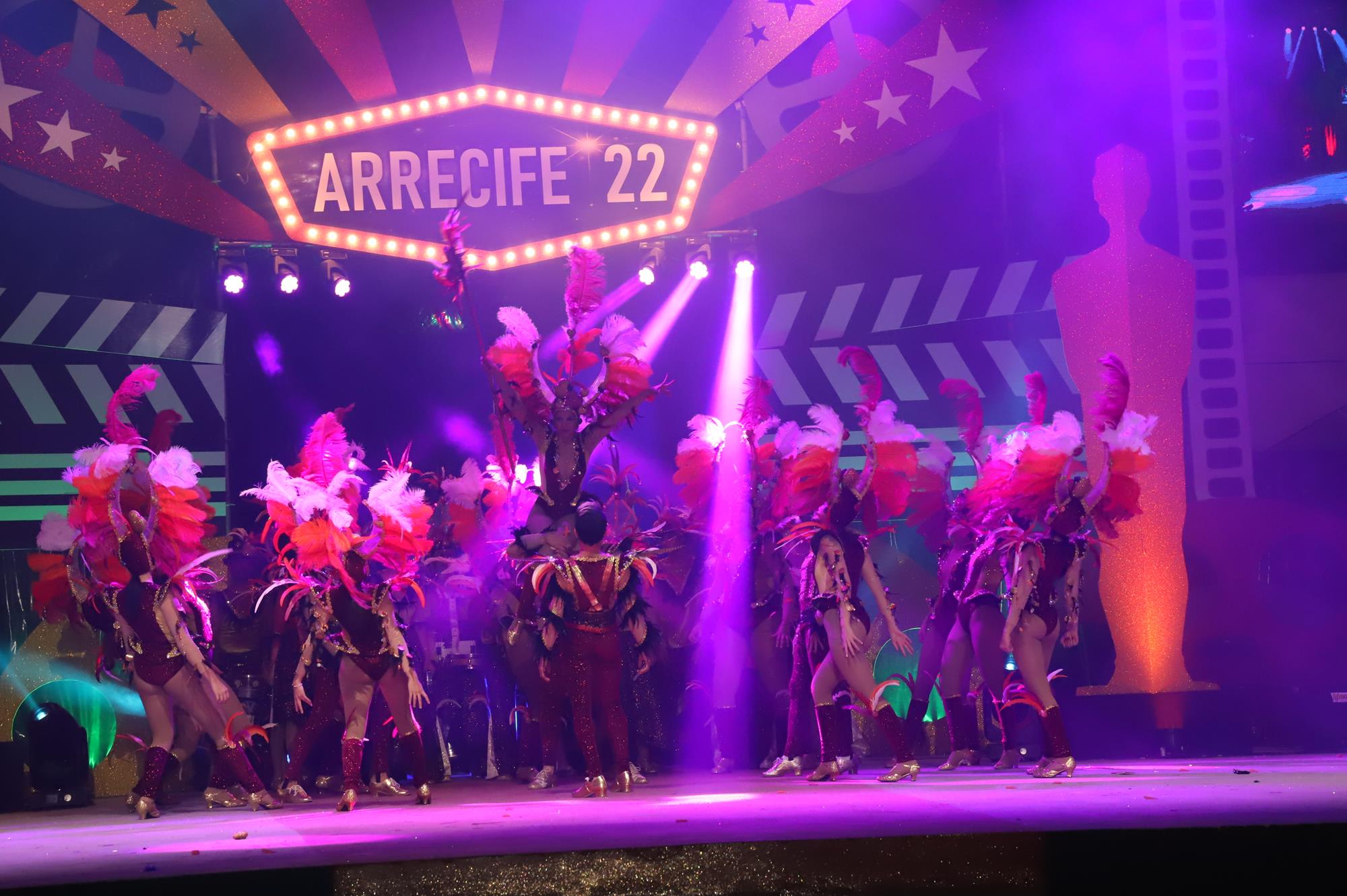 Las comparsas ponen ritmo y color al Carnaval de Arrecife
