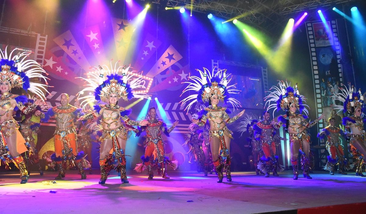Las comparsas ponen ritmo y color al Carnaval de Arrecife