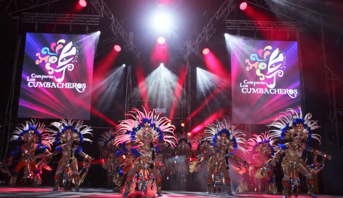 Las comparsas derrochan ritmo y color en Playa Blanca