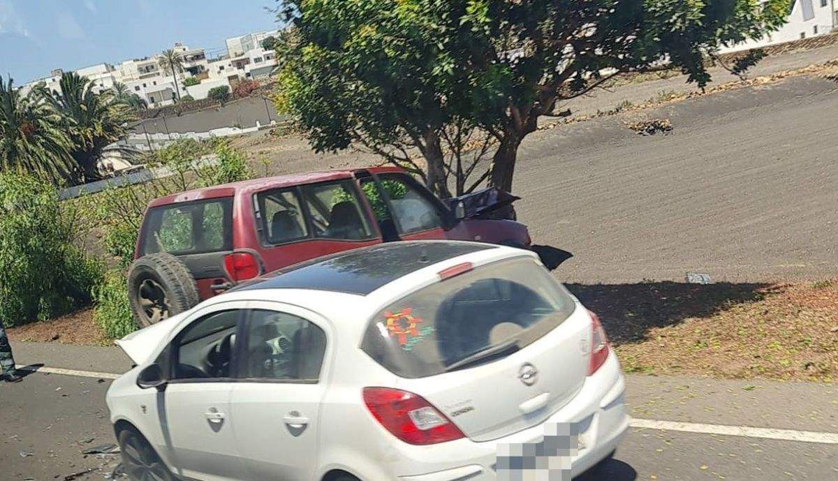 Aparatoso choque entre dos vehículos junto al cementerio de Tao