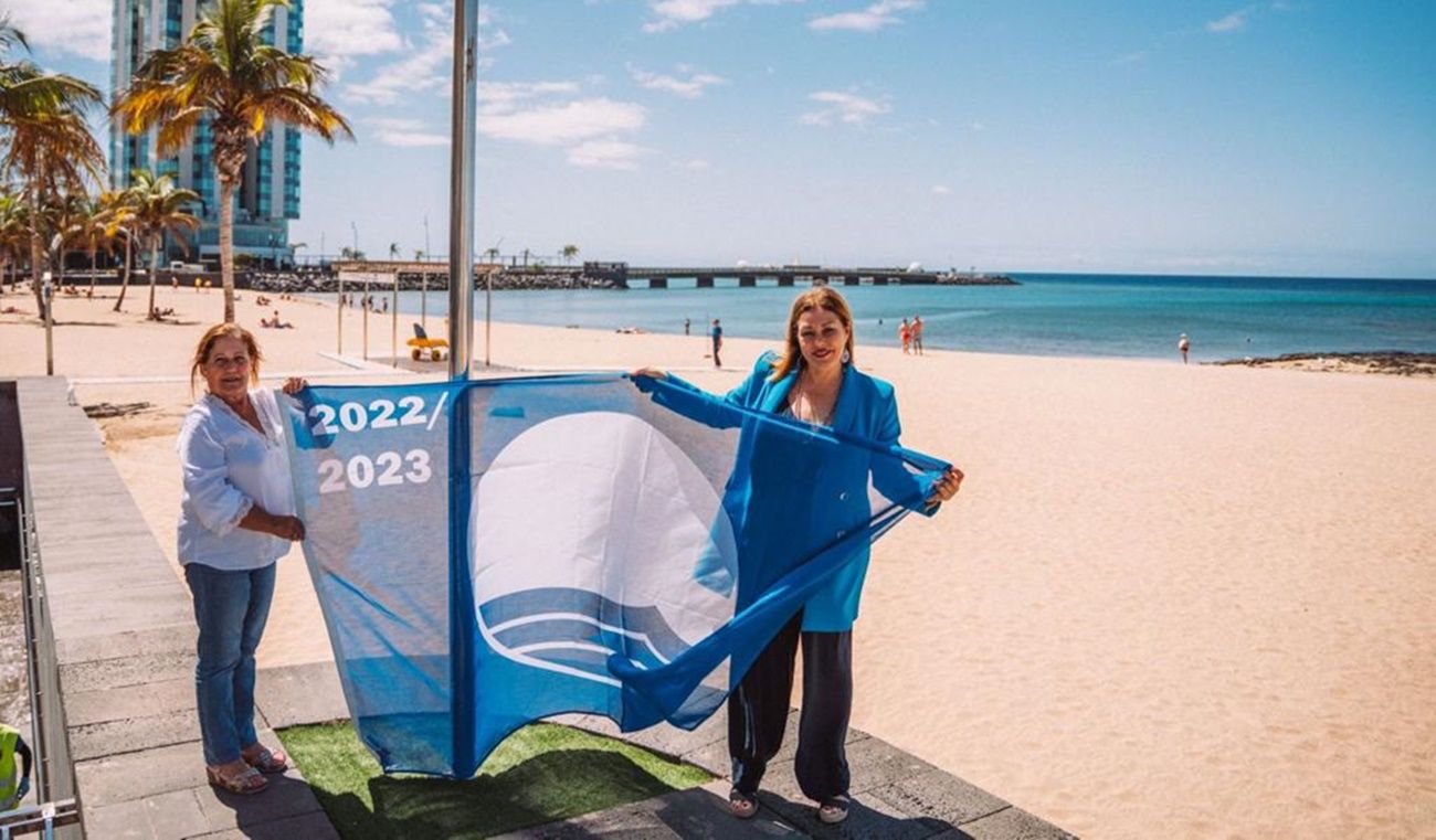 La bandera azul ondea en la playa de El Reducto