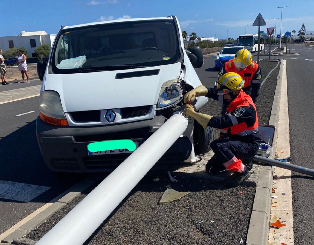 Una furgoneta derriba una farola en Playa Blanca