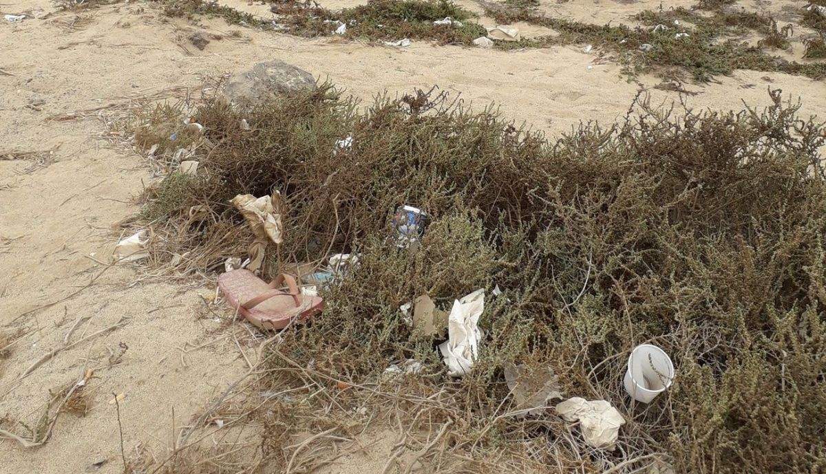 La "basuraleza" se adueña de la playa de Órzola
