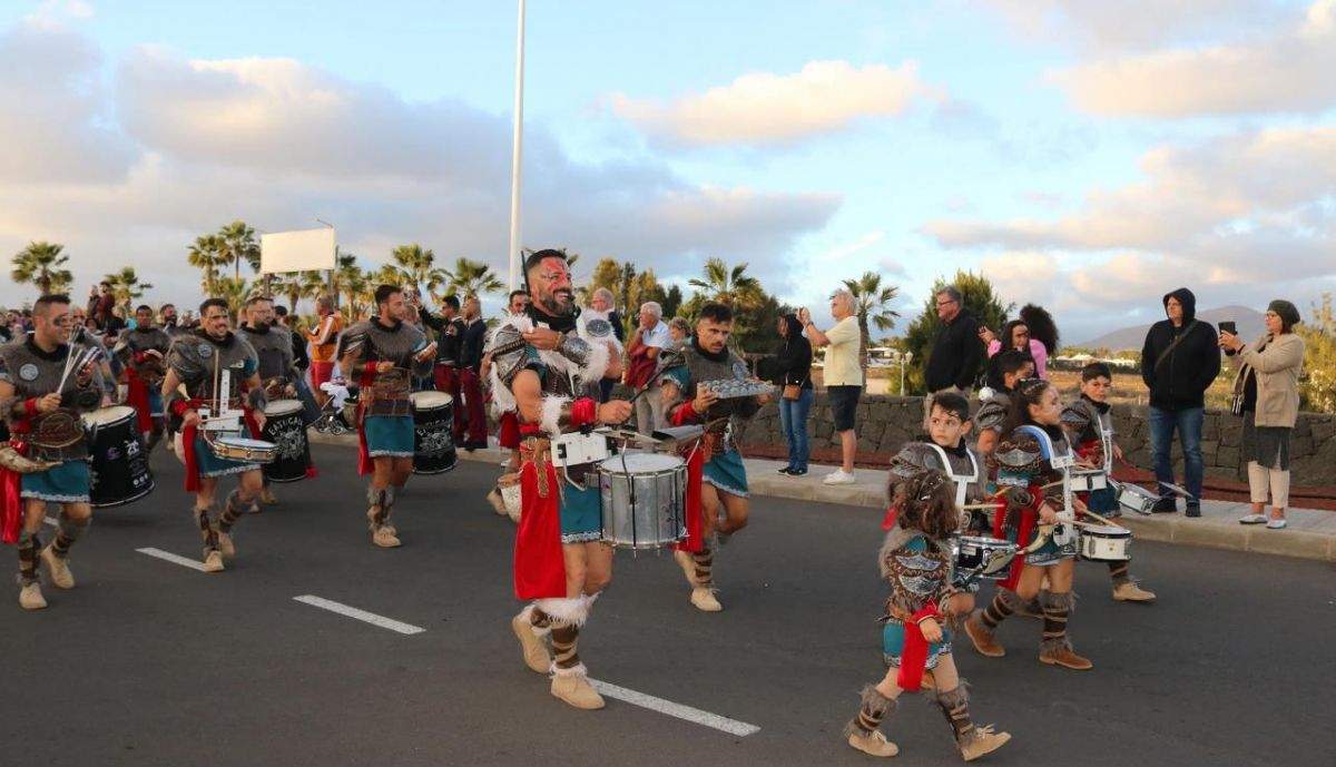 Playa Blanca disfruta de la alegría del desfile de carrozas de Carnaval