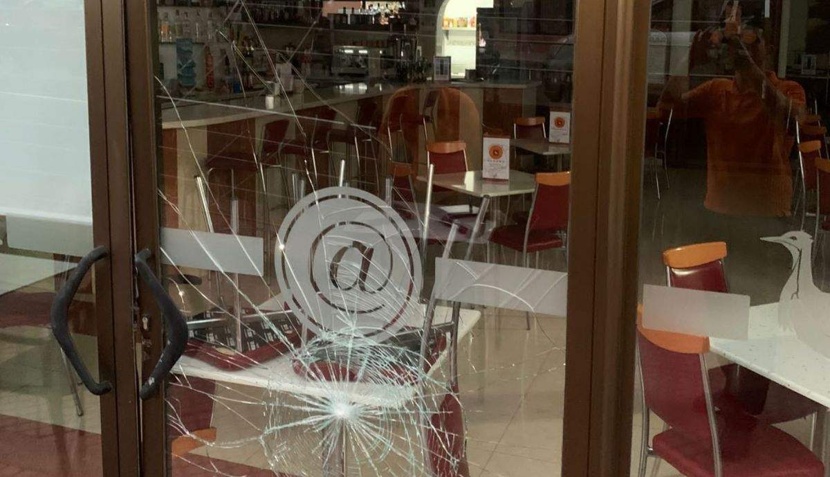 Un intento de robo en la cafetería Hubara de Arrecife provoca destrozos ...