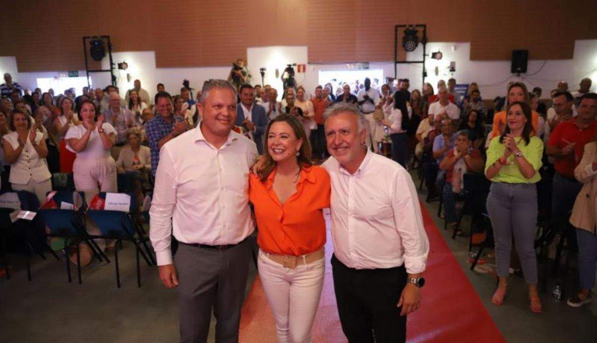 El PSOE de Loli Corujo y Alfredo Mendoza abarrota el Centro Cívico de Arrecife junto a Ángel ...