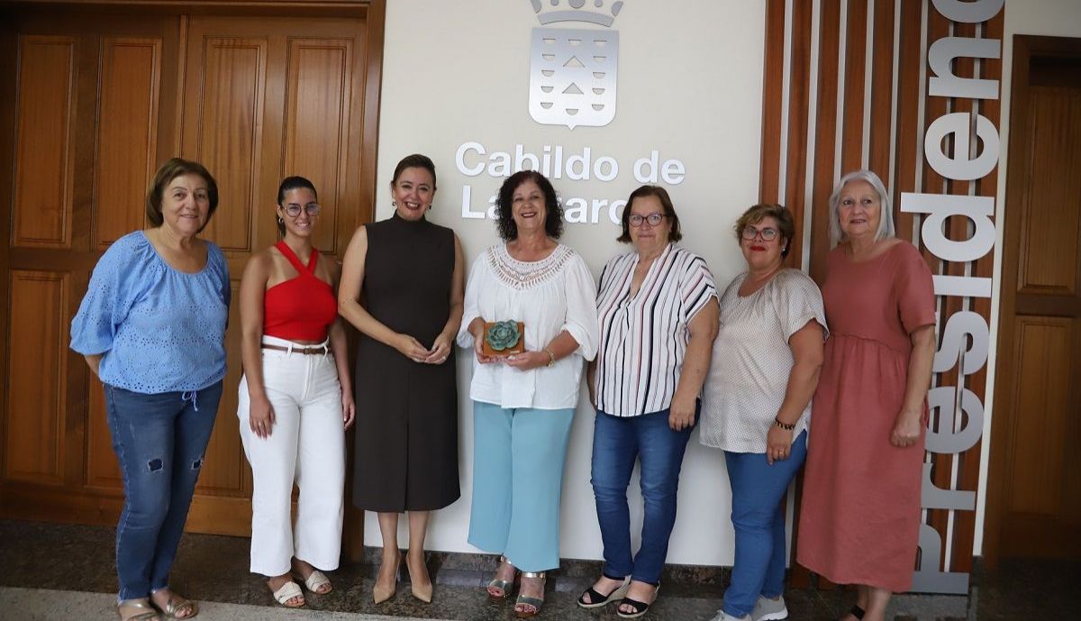 María Dolores Corujo recibe a Las Revoltosas en reconocimiento por la ...