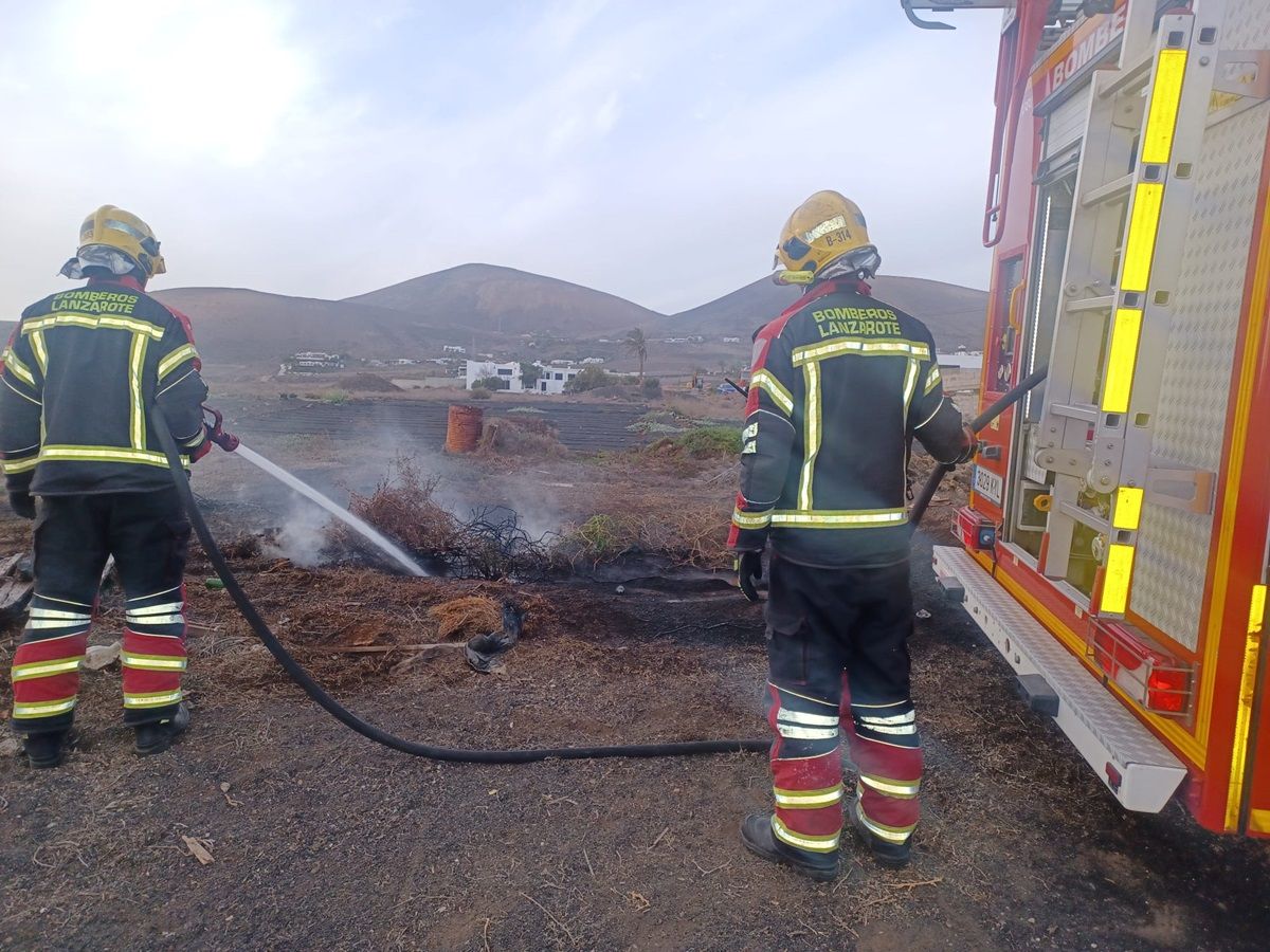 Los bomberos extinguen un incendio en Mácher