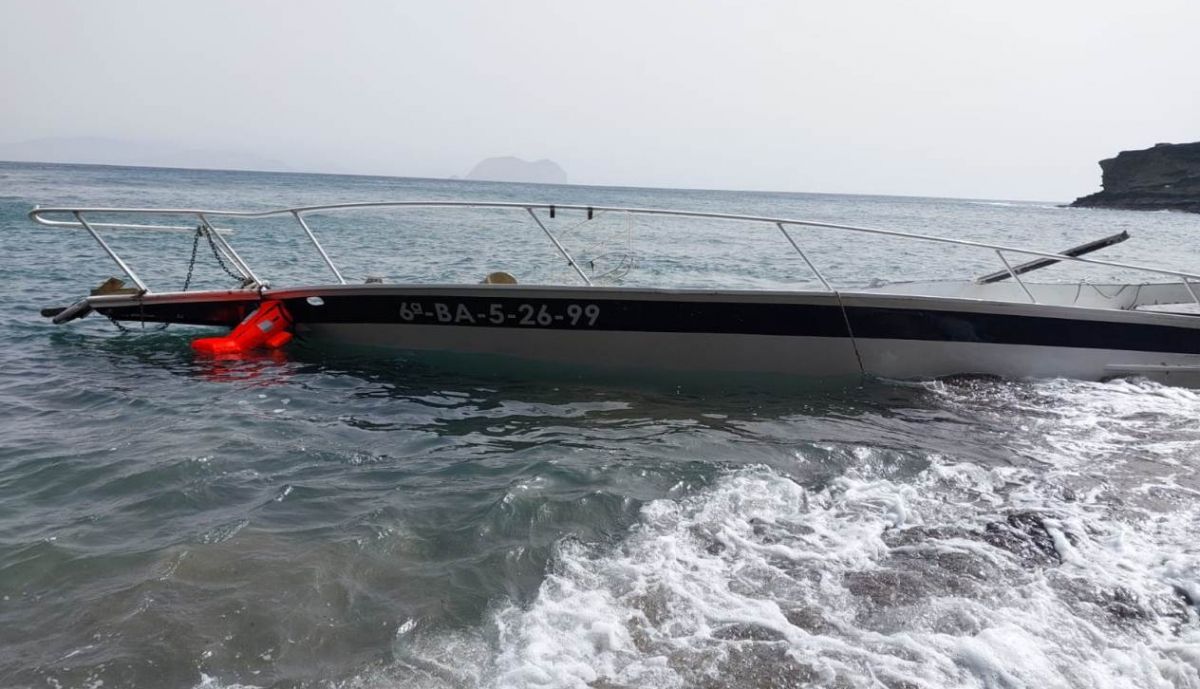 Salvamento Marítimo rescata a los tripulantes de un velero encallado en ...