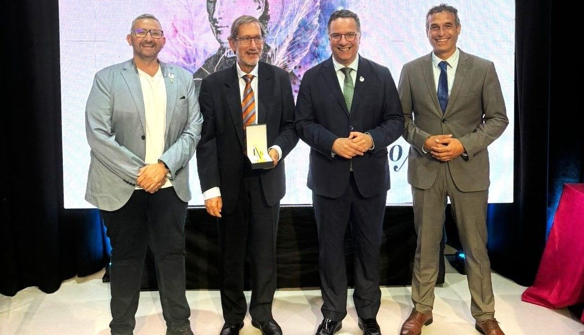 Rafael Curbelo, hijo predilecto de Haría, recibe el premio Viera y Clavijo 2023