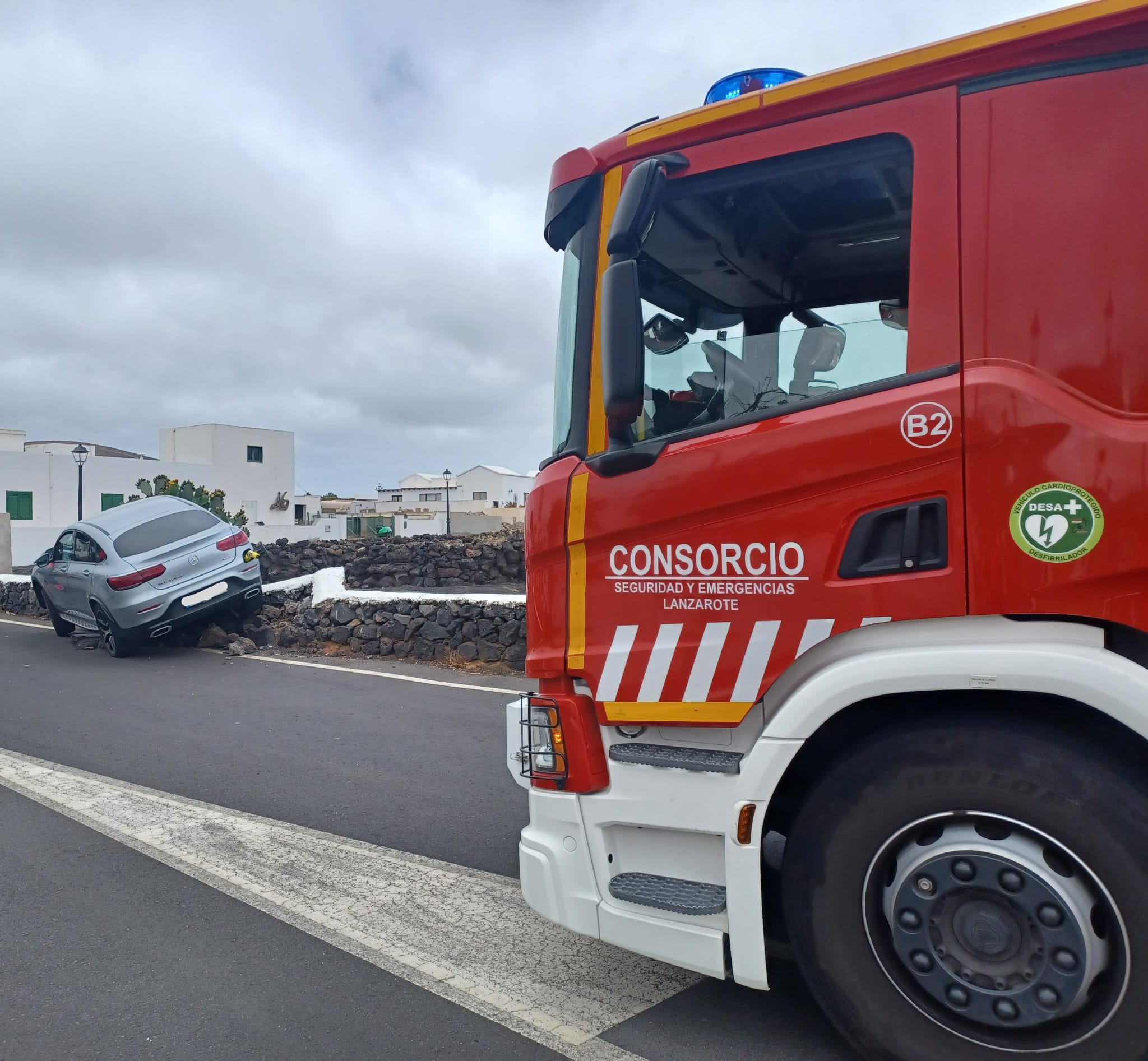 Un coche se sale de la vía y se queda subido en un muro de Uga