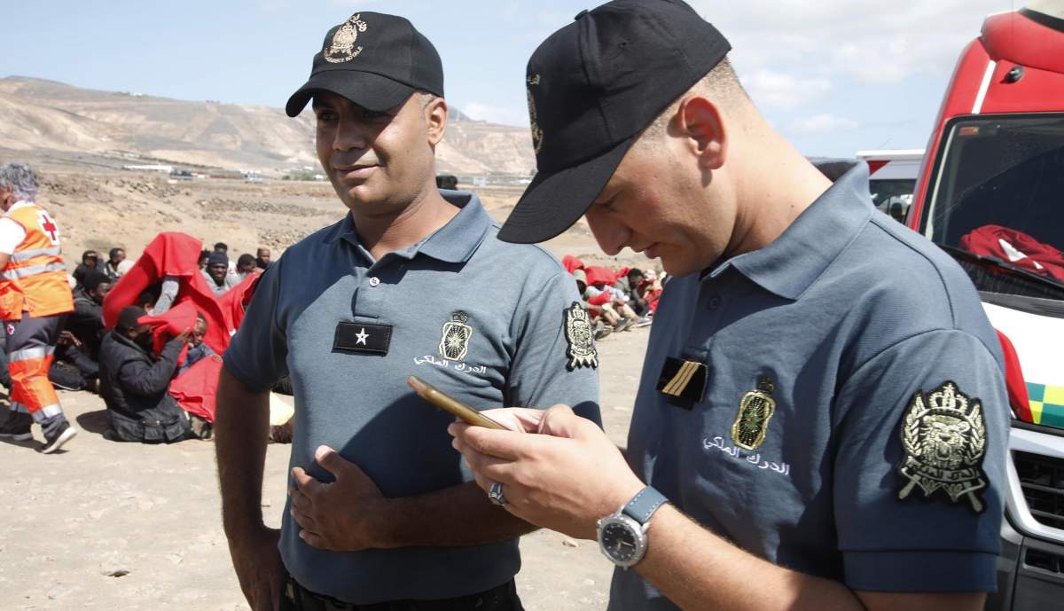 Moroccan security forces assist the arrival of 64 migrants in Arrieta