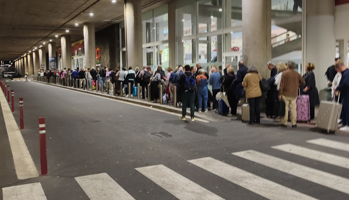 New complaints about the long queues to catch a taxi at Lanzarote airport