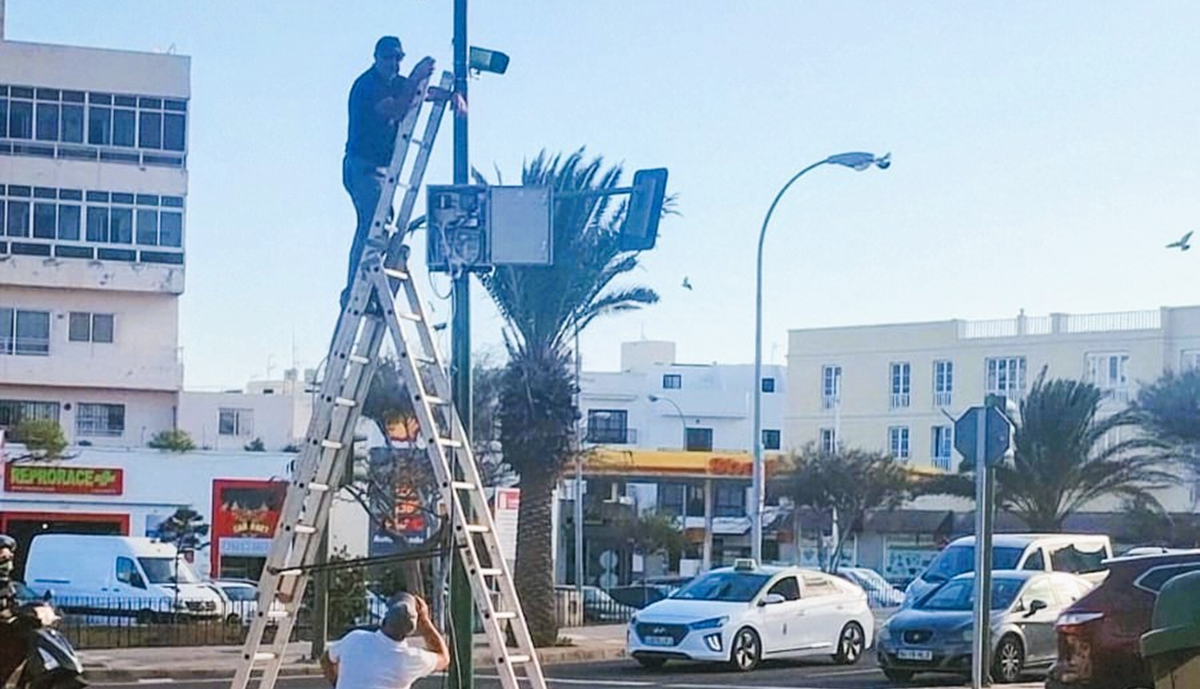 Arrecife installs a system to detect drivers who run red lights