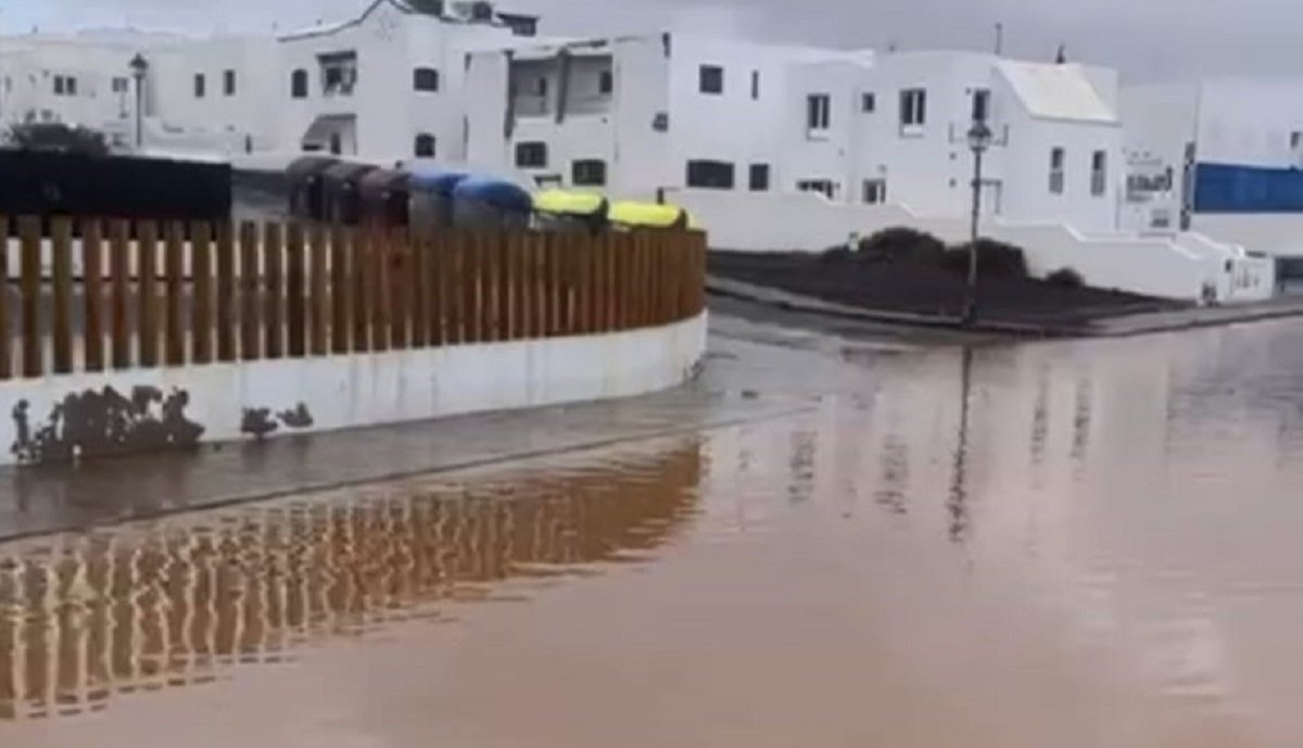 El paso de la tormenta inunda varias calles en Lanzarote