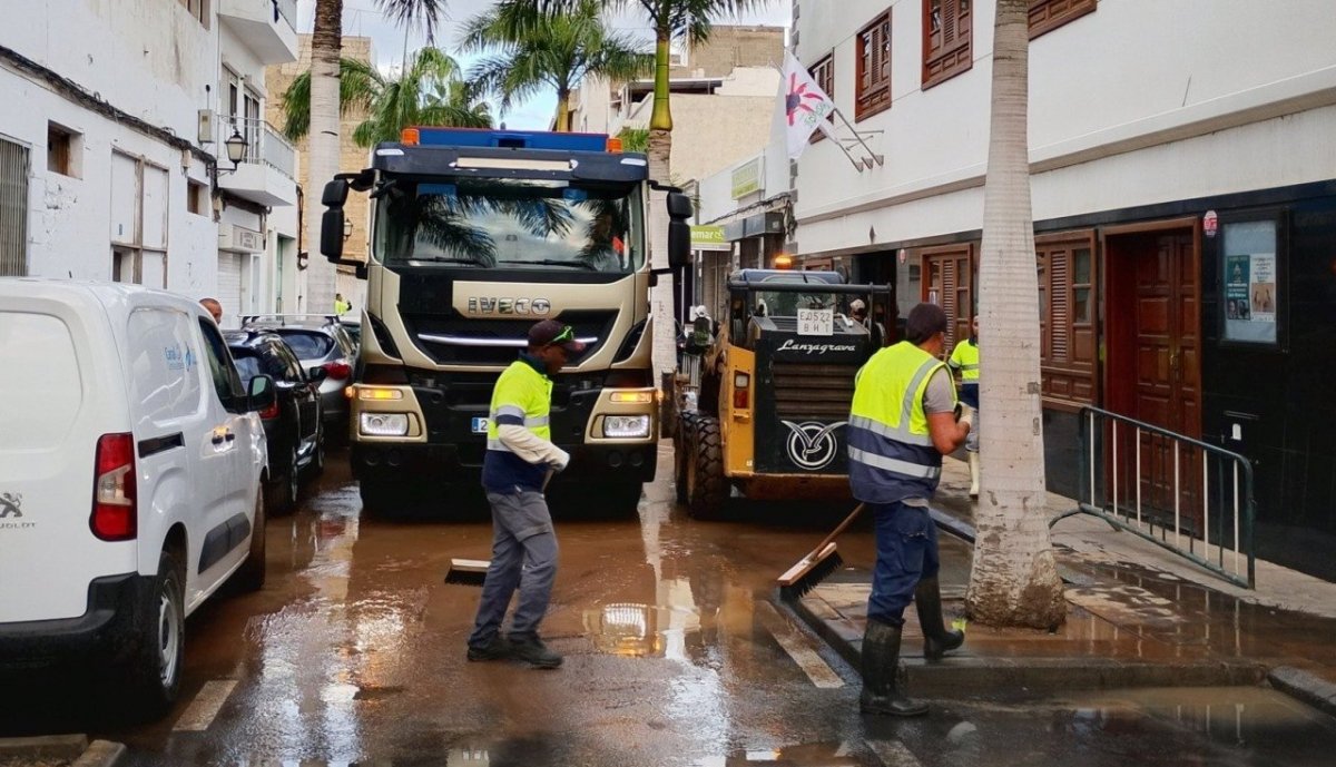 Arrecife pide no aparcar en calles con barro para facilitar la limpieza