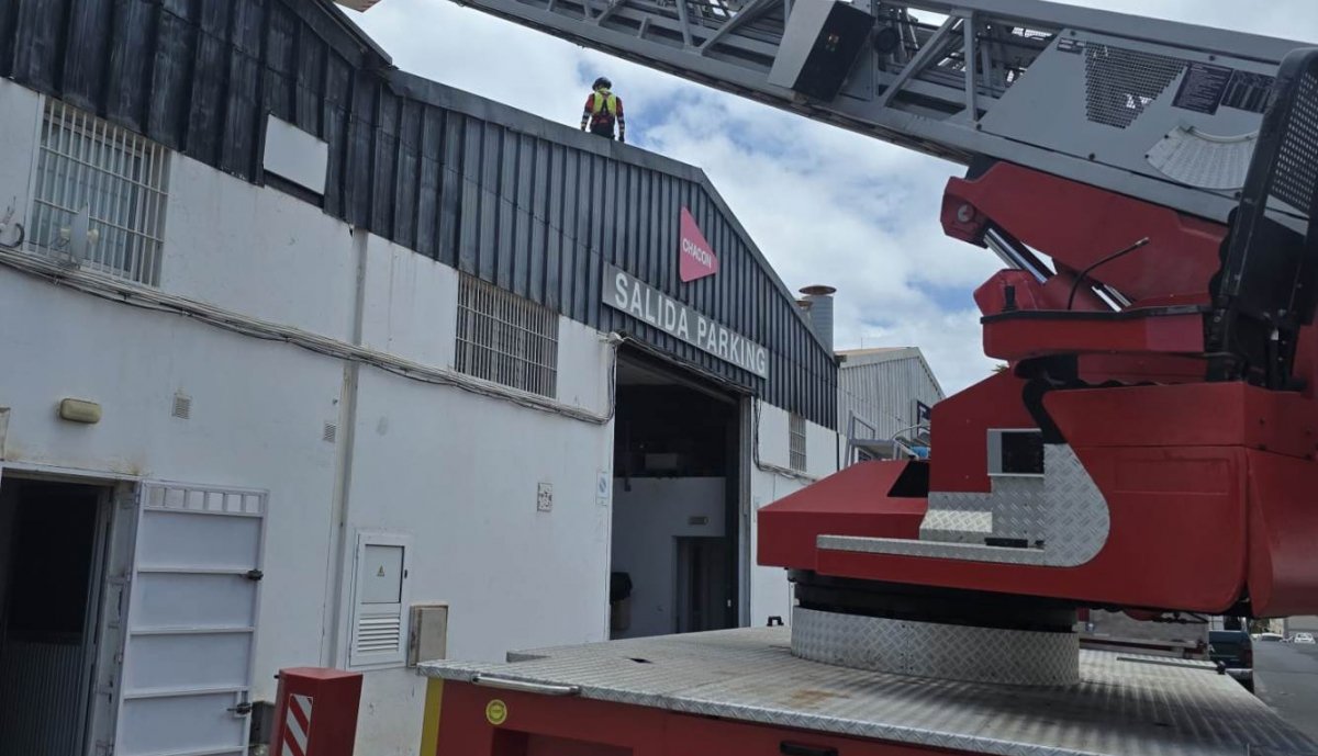 Firefighters intervene due to the fall of several sheets from a ...