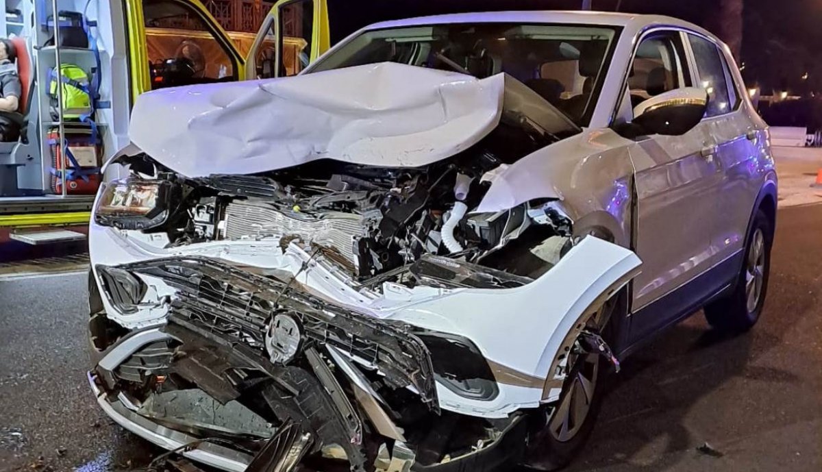 Dos heridos en la colisión frontal de dos coches en Arrecife