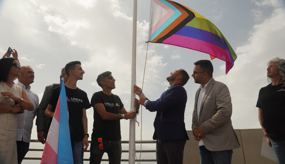 Arrecife iza la bandera arcoíris en apoyo al colectivo LGTBIQ+ y da ...
