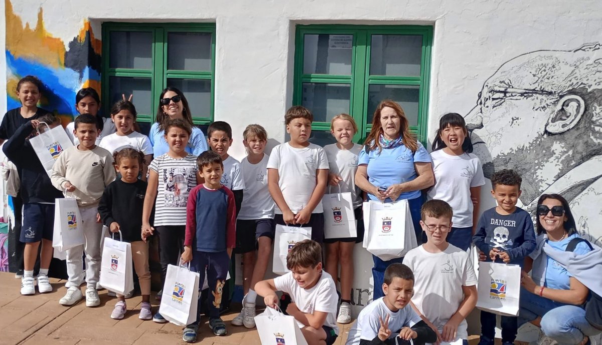 Tías destaca la labor de la Fundación Adsis con el servicio de día que atiende a niños del municipio