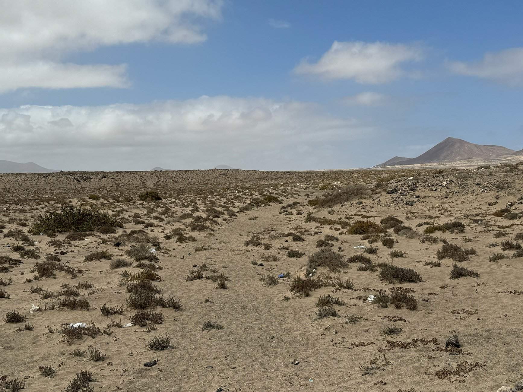 Las fiestas de Caleta de Famara acaban con botellas, papeles y colillas sobre el espacio ...