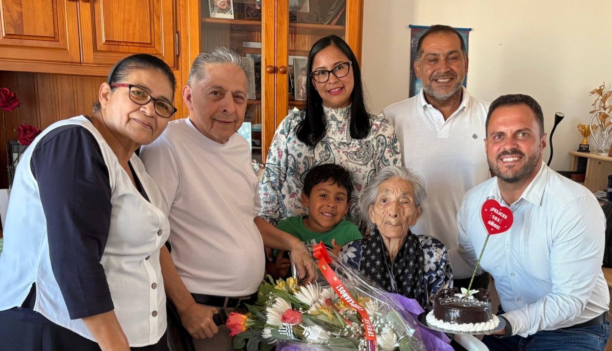 Yonathan de León visita a María Pabón, la abuela centenaria de Arrecife ...
