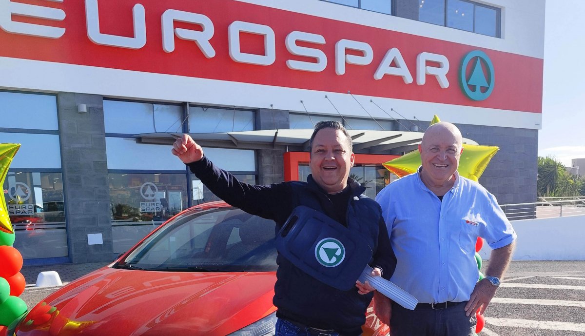 A SPAR Lanzarote customer wins a car thanks to the "Scratch and Win" raffle
