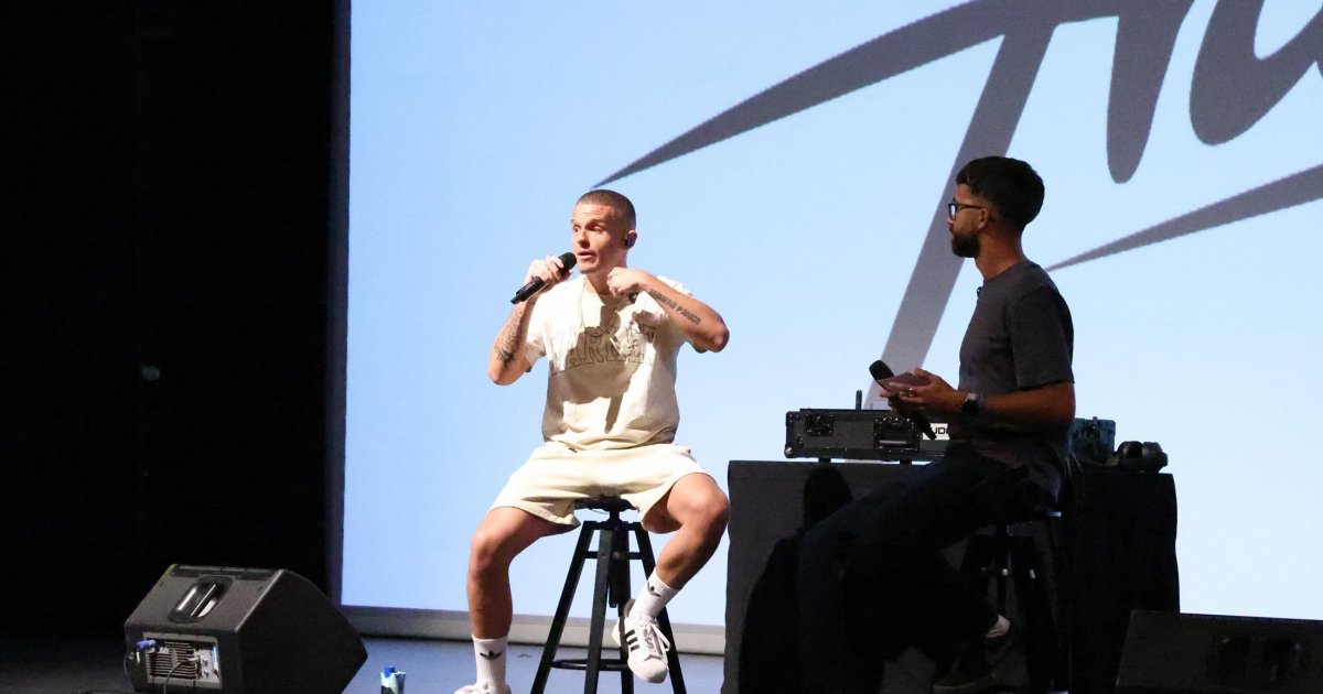The rapper Arkano offers a talk to more than 400 students from ...