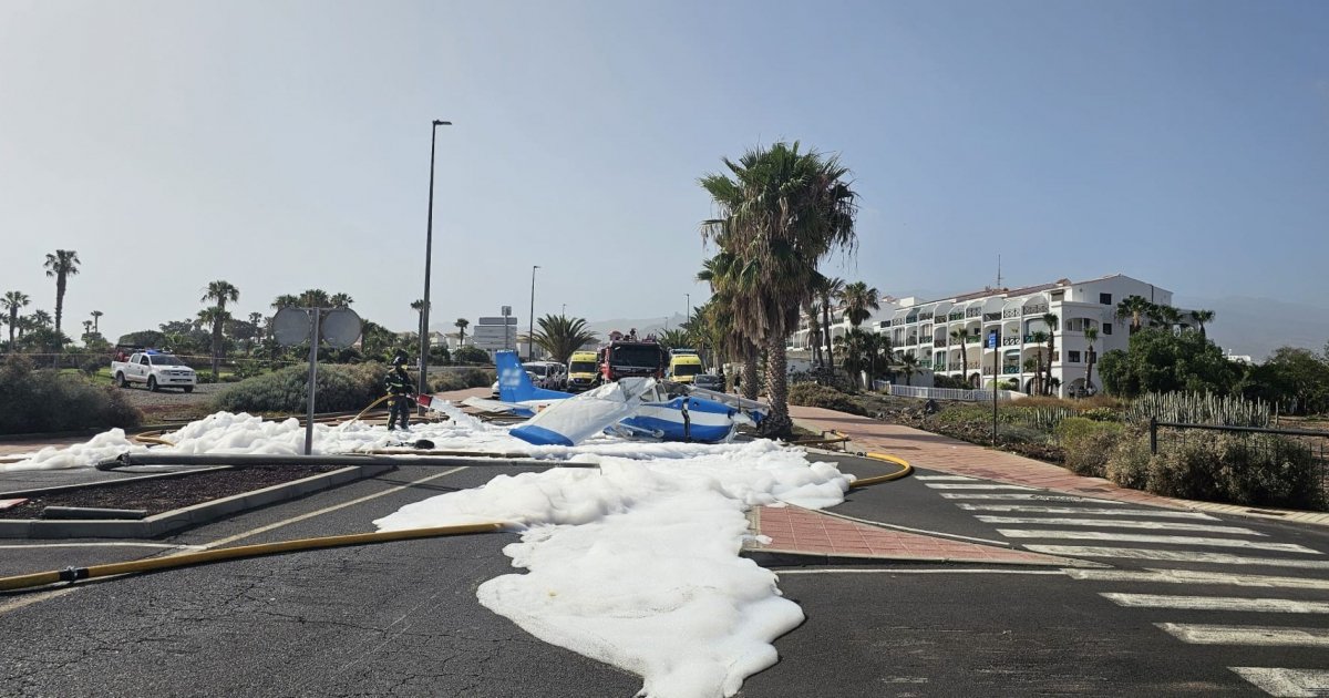 Aerial emergency in the Canary Islands: Small plane in a street in ...
