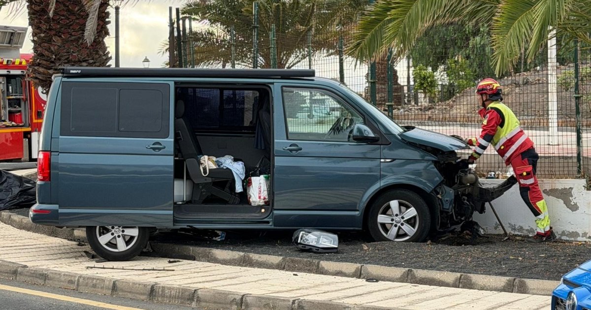 Accidente entre dos vehículos junto al CEIP Costa Teguise