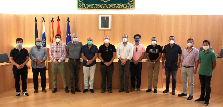 La comunidad extranjera se reúne en el Ayuntamiento de Tías para ...